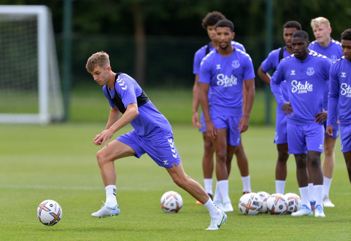 Everton winger Stanley Mills seals Goodison Park exit for Oxford United