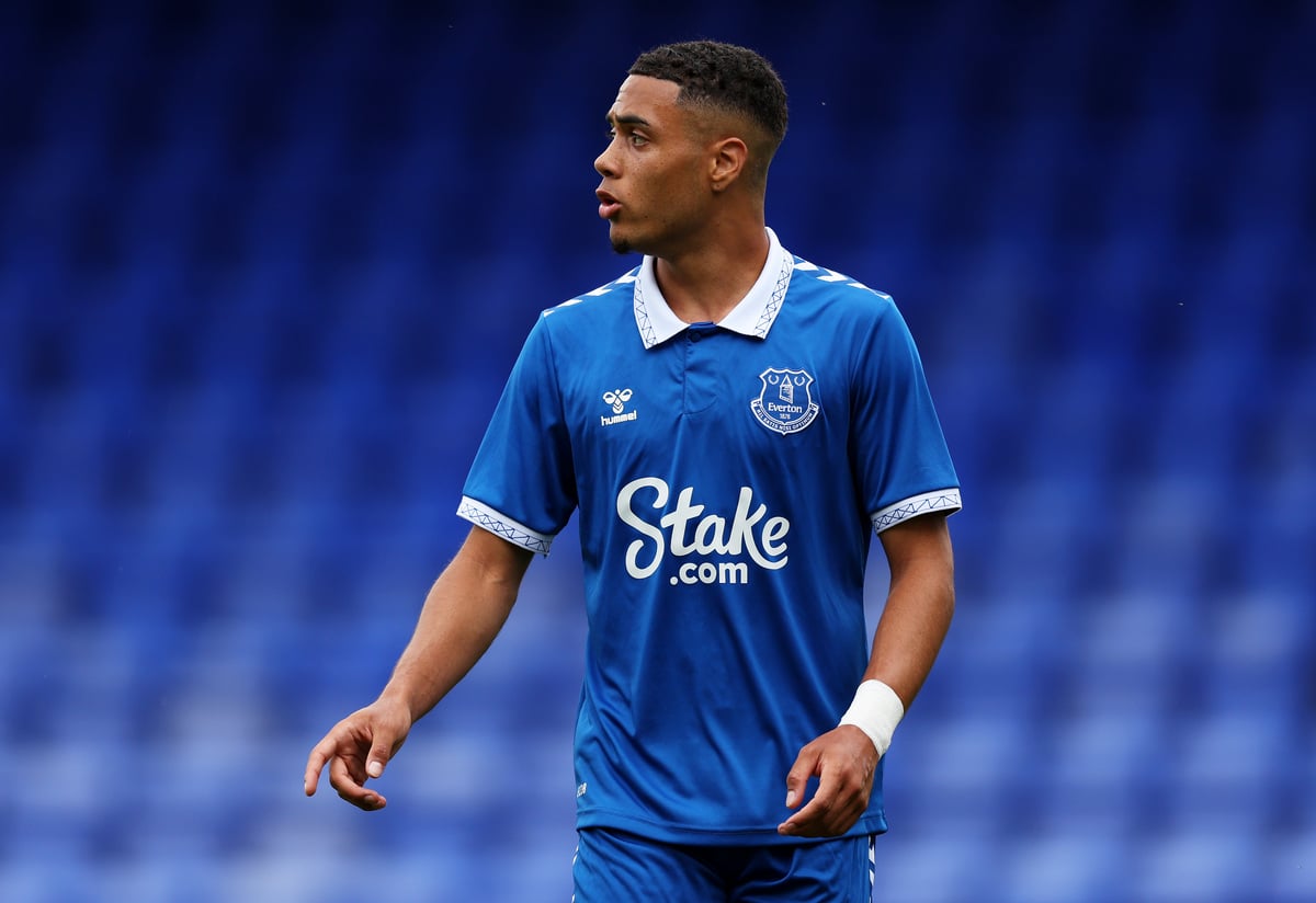 Everton manager offers praise to talented youngster Lewis Dobbin