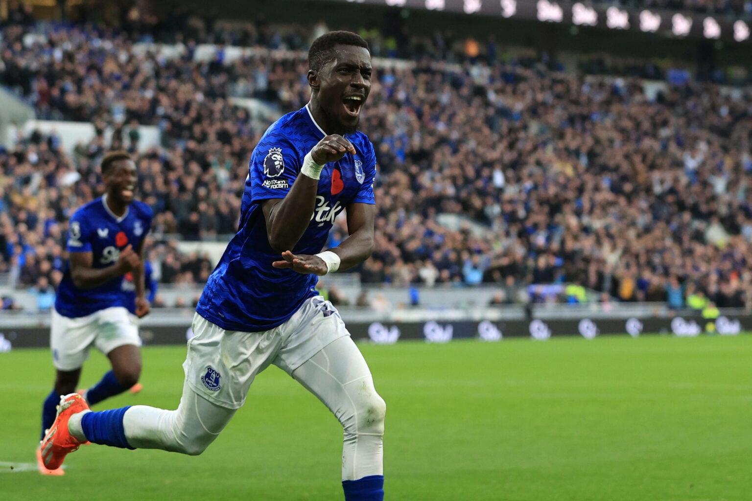 Everton squad applaud Idrissa Gueye for what he did after Manchester ...
